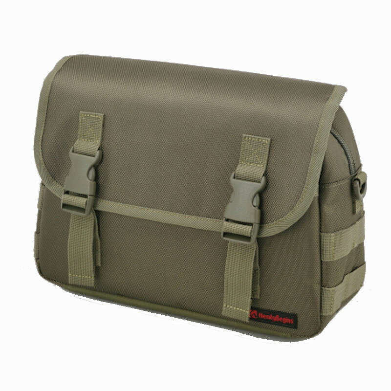 汎用品 DHS-22 サドルバッグ 6L シートバッグと同じ強度を持つ優れたポリエステル1680 デニール生地を採用。 フラップ、前面、側面の生地の間にウレタン芯を入れることに より型崩れしにくく、シートバッグと同時装着した際に統一感が あ...