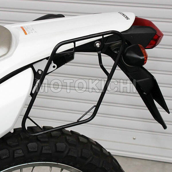 適合車種：HONDA CRF250L ●サイドバッグ取付けに便利で、安心のサポートがオフロード車にも登場！ キャリアとの併用も考慮したデザインで単体でも サイドバッグを確実に固定します。 ●スチール製ブラック仕上げ ※サポート取付け時に ヘ...