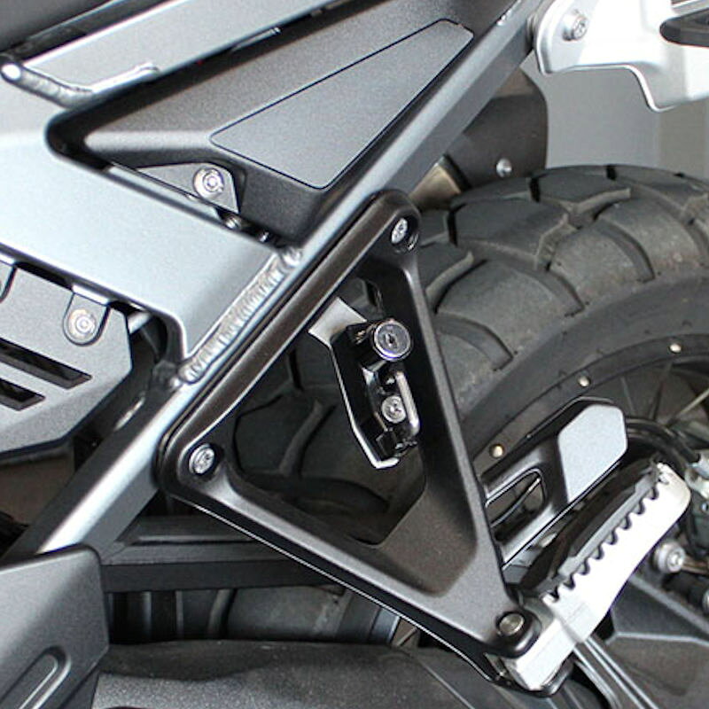 適合車種：BMW R1300GS Adventure 2025y- ブラック ●車体右側のタンデムステップブラケットを利用しての固定。