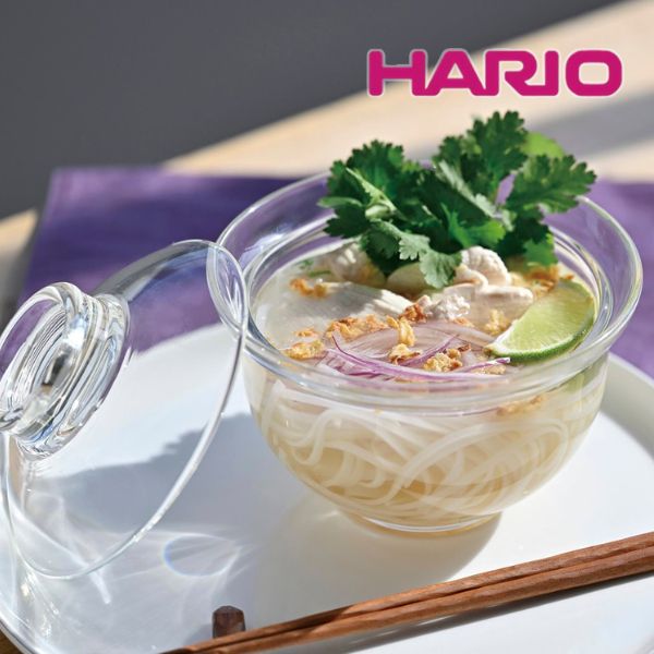 美しさと機能性を兼ね備えた耐熱ガラス製丼鉢♪季節の手仕事を大切にし、ひと手間を加えることで日々の暮らしに彩りを添える「ガラスのある生活」シリーズのフタ付き丼鉢です。耐熱ガラス製なので、熱湯も安心して注ぐことができます。安心・安全のオール国産...