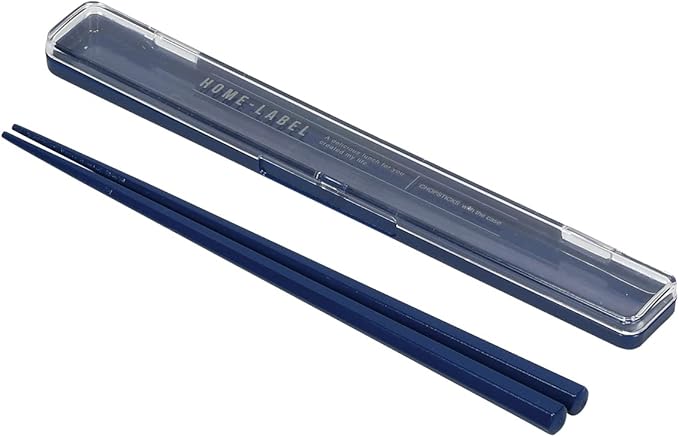 凸凹が少なく洗いやすい！シンプルな形状の箸ケース付き お箸は、持ちやすい六角形状で先端はすべりにくいシボ加工です。 ご注意:食器洗い乾燥機には使用しないでください。 製品サイズ:(約)全長19.5×幅2.5×高さ1.5cm、箸の長さ/18....