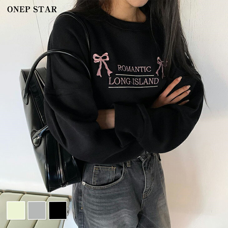 商 品 詳 細 ポイント 胸元に施されたロゴとリボンモチーフが印象的な、大人カジュアルなスウェットトップスです。ラウンドネックとゆったりとしたシルエットで、抜け感のある着こなしが叶います。袖口と裾はリブ仕様で、メリハリのあるシルエットを演出...