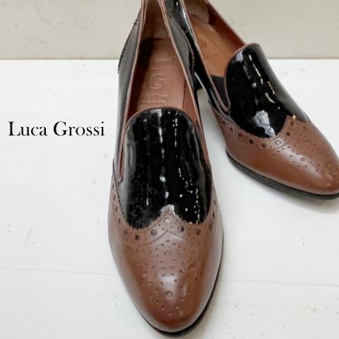 メーカー希望小売価格はメーカー商品タグに基づいて掲載しています。 履き心地の良さに定評のある、イタリアのファクトリーブランド、LUCA GROSSI メダリオンをヒールにアレンジしたデザインです。 パテントのコンビネーションがアクセントにな...