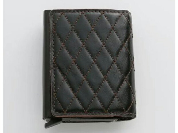 LEATHER QUILTED SMART WALLET キルティングを施した、クラシックなホースハイドを用いながら、現代のキャッシュレス時代に対応したコンパクトウォレット。下部のボタンを轢くと各種カードがスライドアップする機能をもち、スマ...