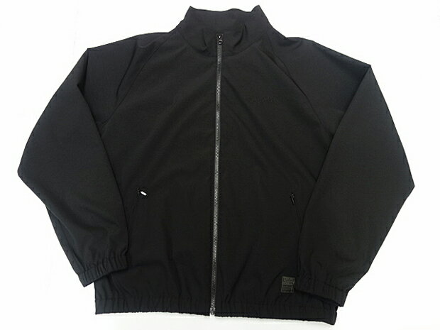 US ARMY のトレーニングジャケットをモチーフに高い撥水機能を持つストレッチリップストップを使用。 撥水性を持ちながら透湿性を保持しているので内側はムレにくく、べたつきを抑制。 背中には熱を通気するベンチレーション、メッシュ素材のポケッ...