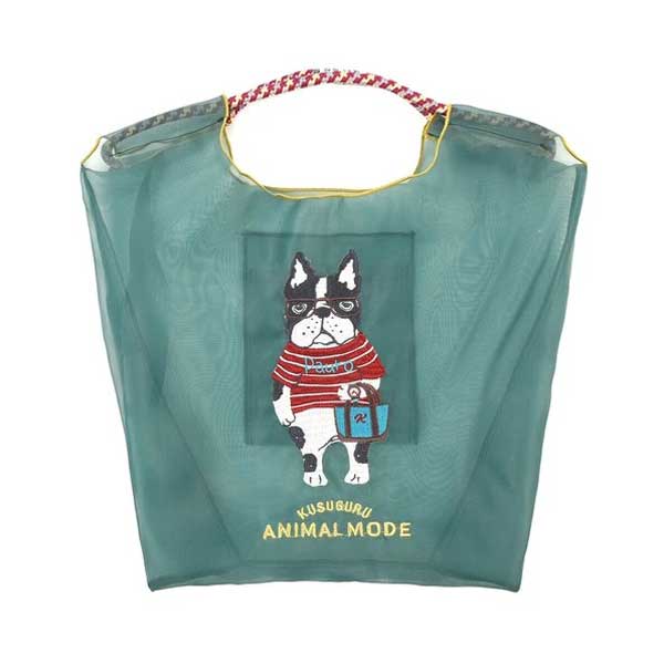 ユニセックスカラーで揃えたエアリーな素材とボリュームのある刺繍で表面変化がトレンド感のある仕上がり。持っているだけで気分が上がります。同じキャラクター柄でそろえてギフトとしても。 シアー感たっぷりのシフォン素材のバッグ。軽やかな気分でお出か...