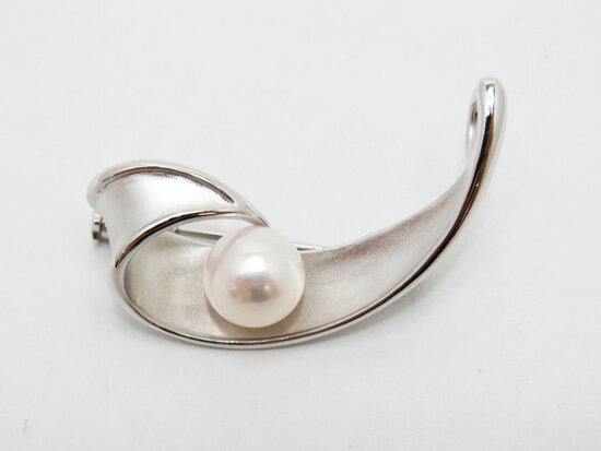 アコヤ真珠のデザインブローチ。 フェザーを連想させるシンプルなデザインなので フォーマルにもお使い頂けます。 種類：アコヤ 真珠の巻き：良い 真珠の大きさ：8.5mm キズ：少々 メタル：SV 真珠の形：ラウンド 真珠の色：ピンクホワイトア...