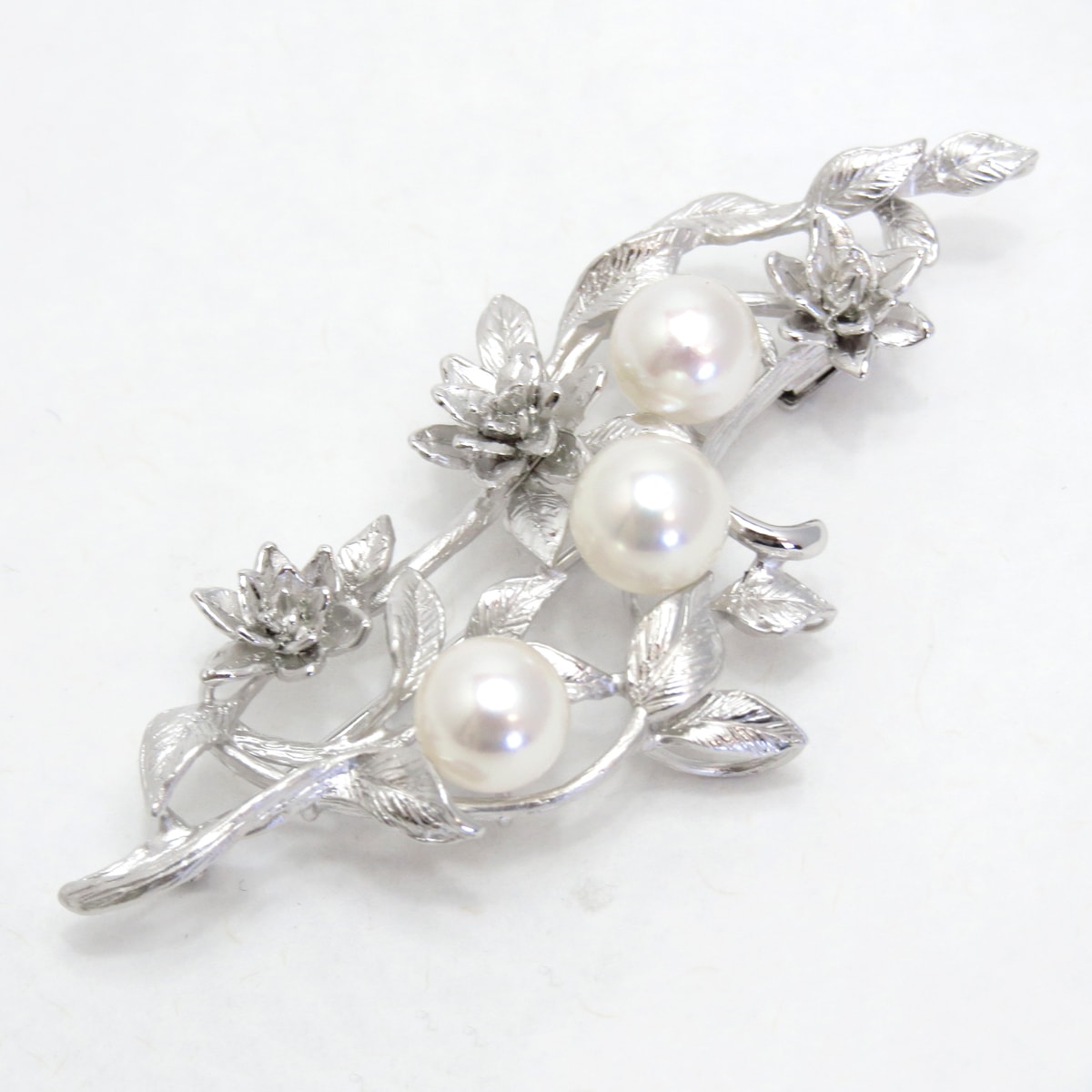 モッコウバラをモチーフにしたデザインに8.0mmの珠が3つ付いたアコヤ真珠のブローチ。 「純潔・初恋・素朴な美・あなたにふわさしい人・幼い頃の幸せな時間」と様々な花言葉をもつモッコウバラは刺が無く、直径3cm程の小花を房咲きにする花です。 ...