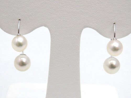 アコヤ真珠のバックキャッチ付きのピアス。 下についている珠がキャッチになっているので普通のキャッチとは違い シンプルながらもオシャレさがアピール出来る商品です。 種類　　　：アコヤ 真珠の巻き：良い 真珠の大きさ：6.5-7.5mm キズ　...