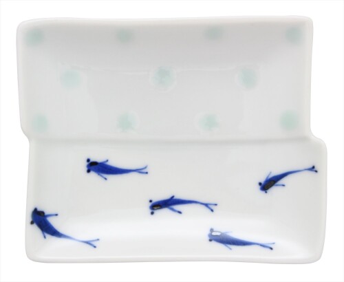 伊万里焼 徳七窯 角型 小皿 めだか サイズ:約幅9.4×奥行き7.4×高さ1.8cm 素材:磁器 生産国:日本 伝統柄からカラフルでモダンな柄まで。丁寧な手描きで人気の徳七窯(とくしちがま)。 伊万里焼の伝統的な絵付けの職人がひとつひとつ...