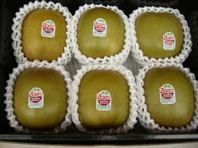 キウイといえば、ビタミン補給の為の栄養補助フルーツとして 知られています。 ゼスプリのルビーレッドは20年以上の開発期間を経て誕生した4月上旬～5月下旬の 春限定の美しいキウイフルーツです。 熟したベリーのようなおいしい甘さとジューシーな果...