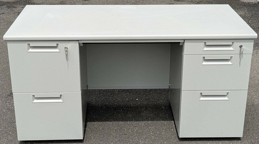 この商品は中古品です。 ＊申し訳ございませんが、北海道および船便や航空便を利用する沖縄県や その他の離島は別途送料が必要です。 ご了承下さい。 この商品以外にも、中古 両袖デスクを掲載しています。 ＞＞ 中古 両袖デスク一覧はこちらプラス　...