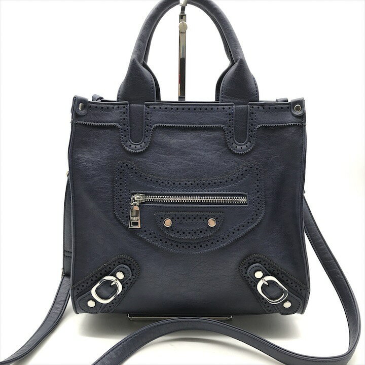 ご覧頂きありがとうございます☆彡【ブランド】グッシオ【カラー】ネイビー【素材】レザー【サイズ】W約25×H約26×D約13×ショルダー最長約30(若干の誤差はご了承下さい。）【付属品】ショルダー【状態ランク】Aグッシオの2WAYハンドバッグ...