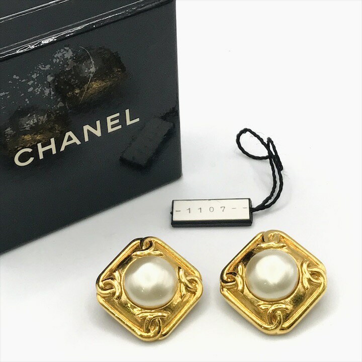 ご覧頂きありがとうございます☆彡【ブランド】シャネル【カラー】ゴールド【素材】-【サイズ】約3×約3(若干の誤差はご了承下さい。）【付属品】箱、タグ【状態ランク】ABシャネルのイヤリングになります☆素敵なお品物ですね♪この機会に是非ご購入く...