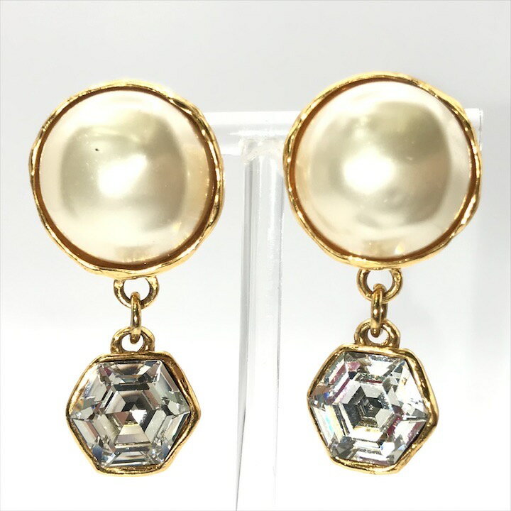 ご覧頂きありがとうございます☆彡【ブランド】CHANEL【カラー】ゴールド【素材】金属【サイズ】W約2×H約4(若干の誤差はご了承下さい。）【付属品】【状態ランク】ABシャネルのイヤリングになります☆素敵なお品物ですね♪この機会に是非ご購入...