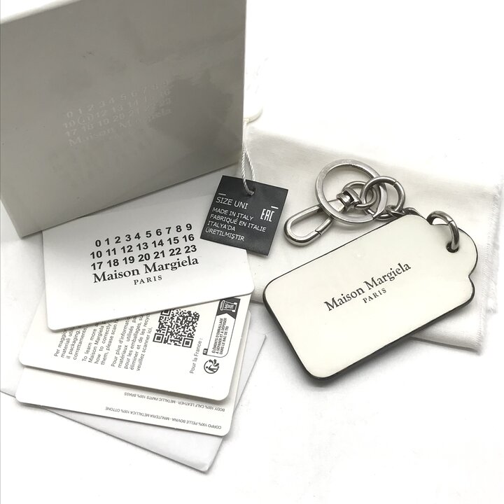 ご覧頂きありがとうございます☆彡【ブランド】マルジェラ【カラー】ブラック、ホワイト【素材】レザー、金属【サイズ】W約4.5×H約9、全長約17(若干の誤差はご了承下さい。）【付属品】箱、冊子【状態ランク】マルジェラらしい4ステッチ入り♪マル...