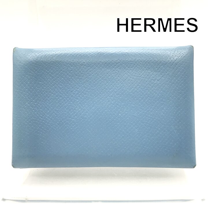 ご覧頂きありがとうございます☆彡【ブランド】HERMES【カラー】ブルー【素材】レザー【サイズ】W約10×H約7×D約1(若干の誤差はご了承下さい。）【付属品】□O刻印【状態ランク】ABエルメスのカードケースになります☆素敵なお品物ですね♪...