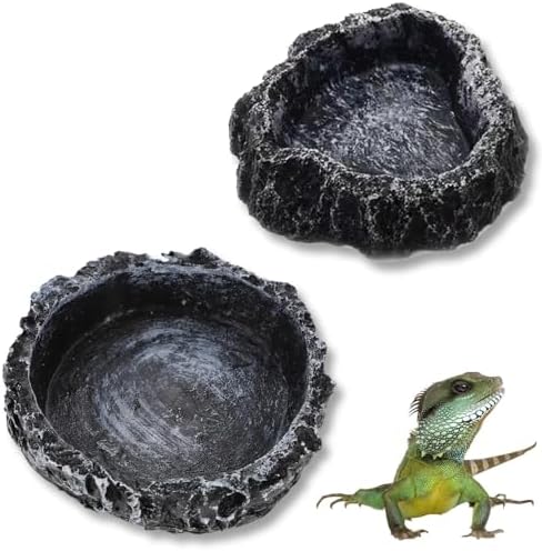 【製品仕様】 ペット用飼育皿2個セット。サイズはそれぞれ約8×8×2cm、9×8×2.5cmです。【素材と使い心地】 樹脂製で、軽くて扱いやすく、汚れも落としやすい素材です。繰り返し使っても傷みにくく、長くご利用いただけます。【自然になじむ...