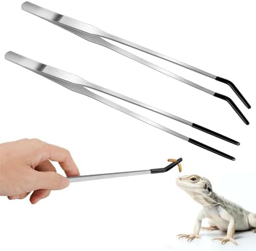 【仕様】爬虫類用給餌ピンセット2本セット（ストレート＋カーブ）、全長：約27cm。【口腔保護】ピンセット先端の設計は、活発な爬虫類への給餌時に便利です。ゴム製先端が口腔損傷を効果的に防止します。【高品質素材】ステンレス鋼製で、強度と耐食性を...