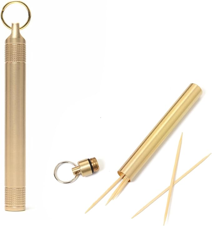 この商品は、9.5cmの長さ、9mmの直径、30gの重さで、ブラス製です。防水性に優れ、ゴムパッキンで開口部をカバーしているため、爪楊枝や錠剤を清潔で乾燥させることができます。温泉やプールにも持参できる便利なアイテムです。小型で携帯に便利な...