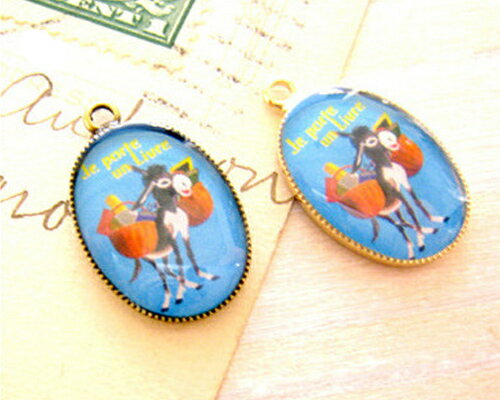 【サイズ】1.9x1.4cm（丸かんの大きさは含みません） 【色】金古美・ゴールド 【素材】ピューター素材にエポキシ加工　 【入数】1個 クラシカルな風合いの童話モチーフが愛らしいピクチャーチャームです。 写真では明るい色合いに写っておりま...