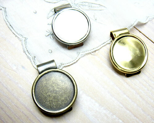 【サイズ】2.6cm セッティング部分　2.3cm フック部分　3.3x1.2cm 【色】金古美・ゴールド・ロジウム ゴルフマーカー、帯留め、マネークリップ、3通りの使い方ができます。 裏にマグネットが入っています。 留め具下部にホールがあ...