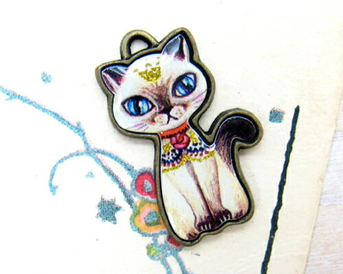 【サイズ】2.5x1.7cm 【色】金古美 【素材】ピューター素材にエポキシ加工