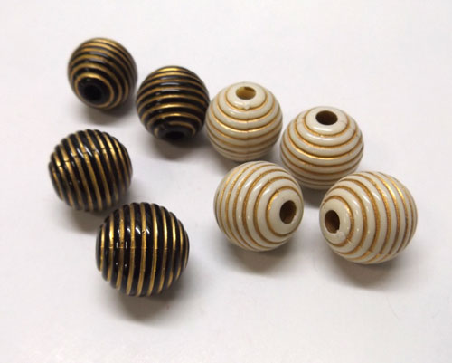 【サイズ】約1.8x1.9cm 【色】アイボリーx柄ゴールド ブラックx柄ゴールド 【素材】アクリル 【入数】4個 ＊欠けなど、大幅な欠損については検品で取り除いておりますが、多少の柄のカスレ、 　 バリ、微細な傷等につきましては検品を通し...