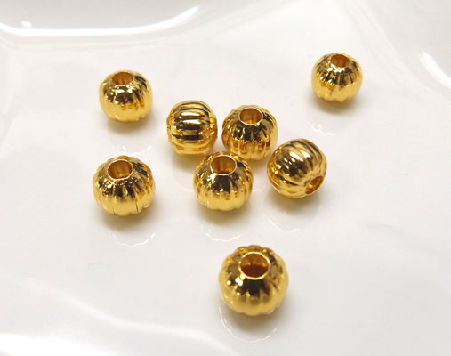 【サイズ】直径：約0.8cm 上下に貫通してホールがあります。 【色】ゴールド 【素材】合金 【入数】8個 ＊欠けなど、大幅な欠損については検品で取り除いておりますが、 　 微細な傷等につきましては検品を通しておりますことをご了承ください。...
