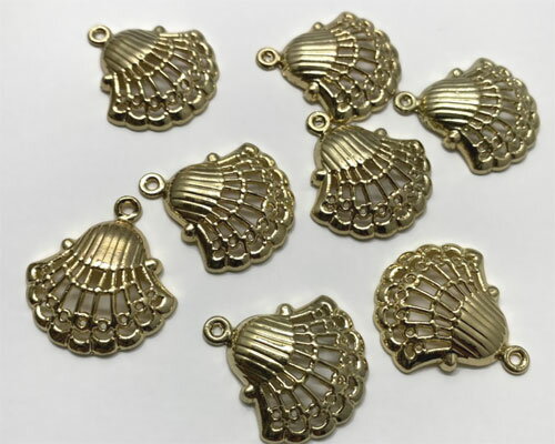 【サイズ】約2.0x2.3cm（丸カンの大きさは含みません） 【色】ゴールド 【素材】ピューター 【内容量】1個