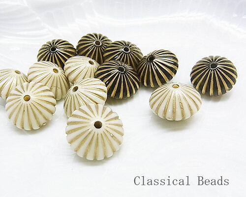 【サイズ】約1.5x1.5cm 【色】アイボリーx柄ゴールド ブラックx柄ゴールド 【素材】アクリル 【入数】10個 ＊欠けなど、大幅な欠損については検品で取り除いておりますが、多少の柄のカスレ、 　 バリ、微細な傷等につきましては検品を通...