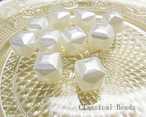 【サイズ】約1.3x1.3cm 【色】パールホワイト・パールアイボリー 【素材】アクリル 【入数】10個 ＊欠けなど、大幅な欠損については検品で取り除いておりますが、 　 バリ、微細な傷等につきましては検品を通しておりますことをご了承くださ...