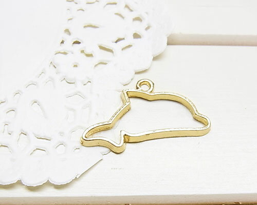 【サイズ】1.4×2.7cm（丸カンの大きさは含みません） 【色】ゴールド 【素材】ピューター 【入数】1個