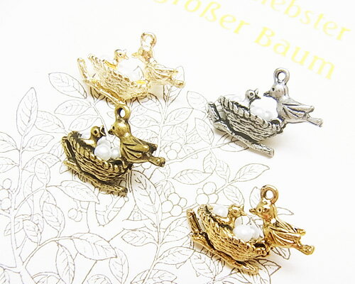 【サイズ】1.3x2.2cm（丸カンの大きさは含みません） 【色】金古美・銀古美・アンティークゴールド・ゴールド ＊アンティーク加工のメッキによる個々の色の誤差がありますことをご了承ください。 【素材】ピューター 【入数】1個