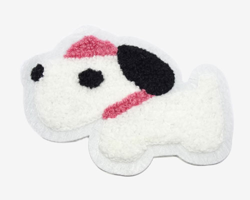 【サイズ】約7.5cm×9.7cm 【色】ホワイト 【素材】生地部分：ポリエステルフェルト・刺繍糸：レーヨン 【入数】1枚 ＊存在感抜群の大きめのワッペンです。 ＊なんとも言えないブサかわ具合が目を引く事間違いなし！ ＊お子様の持ち物のワン...