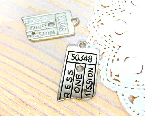 【サイズ】約3.0x1.7cm（カンは含みません） 【カラー】マットシルバー（光沢あり） 【素材】真鍮 【入数】1個 1つ1つ文字の濃さや風合いが若干違います。