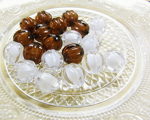 【サイズ】約1.2x1.2cm 【色】クリア・ブラウン 　　　 【素材】アクリル 【入数】10個 ＊欠けなど、大幅な欠損については検品で取り除いておりますが、多少の柄のカスレ、 　 バリ、微細な傷等につきましては検品を通しておりますことをご...