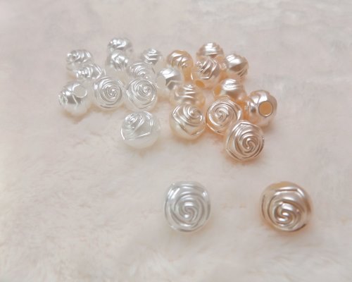 【サイズ】直径：約1.5cm 上下に貫通してホールがあります。 【色】パールホワイト・パールアイボリー 【素材】アクリル 【入数】12個