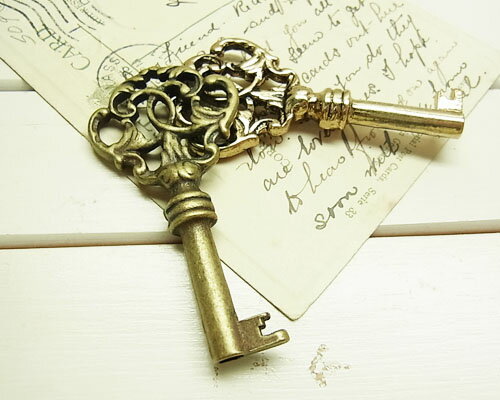 【サイズ】6.5x3.2cm 【色】金古美・ゴールド 【素材】ピューター 【入数】1個