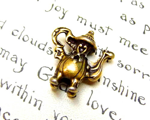 【サイズ】1.8x1.7cm 【色】金古美 【素材】ピューター 【数】1個 　cha-b-342と似ていますが違う商品です。