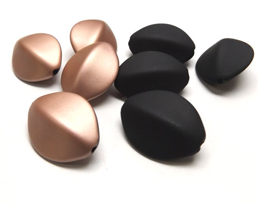 【サイズ】約2.8×2.3cm厚さ：1.2cm 【色】ピンク・ブラック 【素材】樹脂 【入数】4個