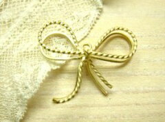 【サイズ】2.2x1.6cm 【色】マットゴールド・マットシルバー 【素材】真鍮 針金状のワイヤーで作っている繊細な商品の為、ひんぱんに力を加えますと折れやすくなりますことを了承ください。 ワイヤーの「より」の程度はロッドによって異なるため...