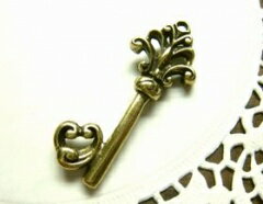 【サイズ】3.8x1.7cm（丸カンの大きさは含みません） 【色】 金古美・銀古美 【素材】 ピューター