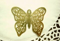 【サイズ】3.8x3.2cm (丸カンの大きさは含みません) 【色】マットゴールド・マットシルバー 【素材】 真鍮に塗料が塗布されています 非常に薄い素材ですので、折り曲げや摩擦による塗料 の剥がれ等のお取扱いにご注意下さい。 多少の歪みと...