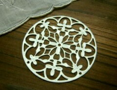 【サイズ】4.8cm (4箇所にホールがあいています) 【色】オフホワイト・明るめのブラウン 【素材】 真鍮に塗料が塗布されています 非常に薄い素材ですので、折り曲げや摩擦による塗料 の剥がれ等のお取扱いにご注意下さい。 多少の歪みと塗布の...