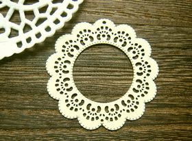 【サイズ】3.8cm　(中央の円の外径2.0cm)　 【色】バニラ・チョコレート・ブラック 【素材】 真鍮に塗料が塗布されています 非常に薄い素材ですので、折り曲げや摩擦による塗料 の剥がれ等のお取扱いにご注意下さい。 多少の歪みと塗布のム...