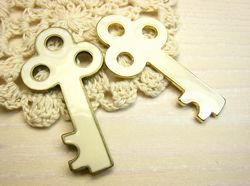 【サイズ】5.5x2.9cm（丸カンの大きさは含みません） 【色】金古美・ゴールド 【素材】ピューター