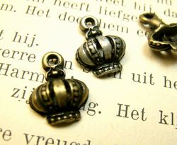 【サイズ】0.9x0.9cm ( 丸カンの大きさは含みません ) 【色】金古美・銀古美 【素材】 ピューター 2個入り