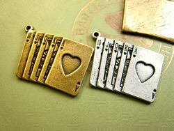 【サイズ】3.0x2.1cm （丸カンの大きさは含みません） 【色】金古美・銀古美 【素材】 ピューター 裏面はフラットです（模様はありません）