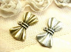 【サイズ】1.0x1.8cm（丸カンの大きさは含みません） 【色】金古美・銀古美 【素材】ピューター 表面は形は立体的になっておりますが、裏面はフラットなデザインです。